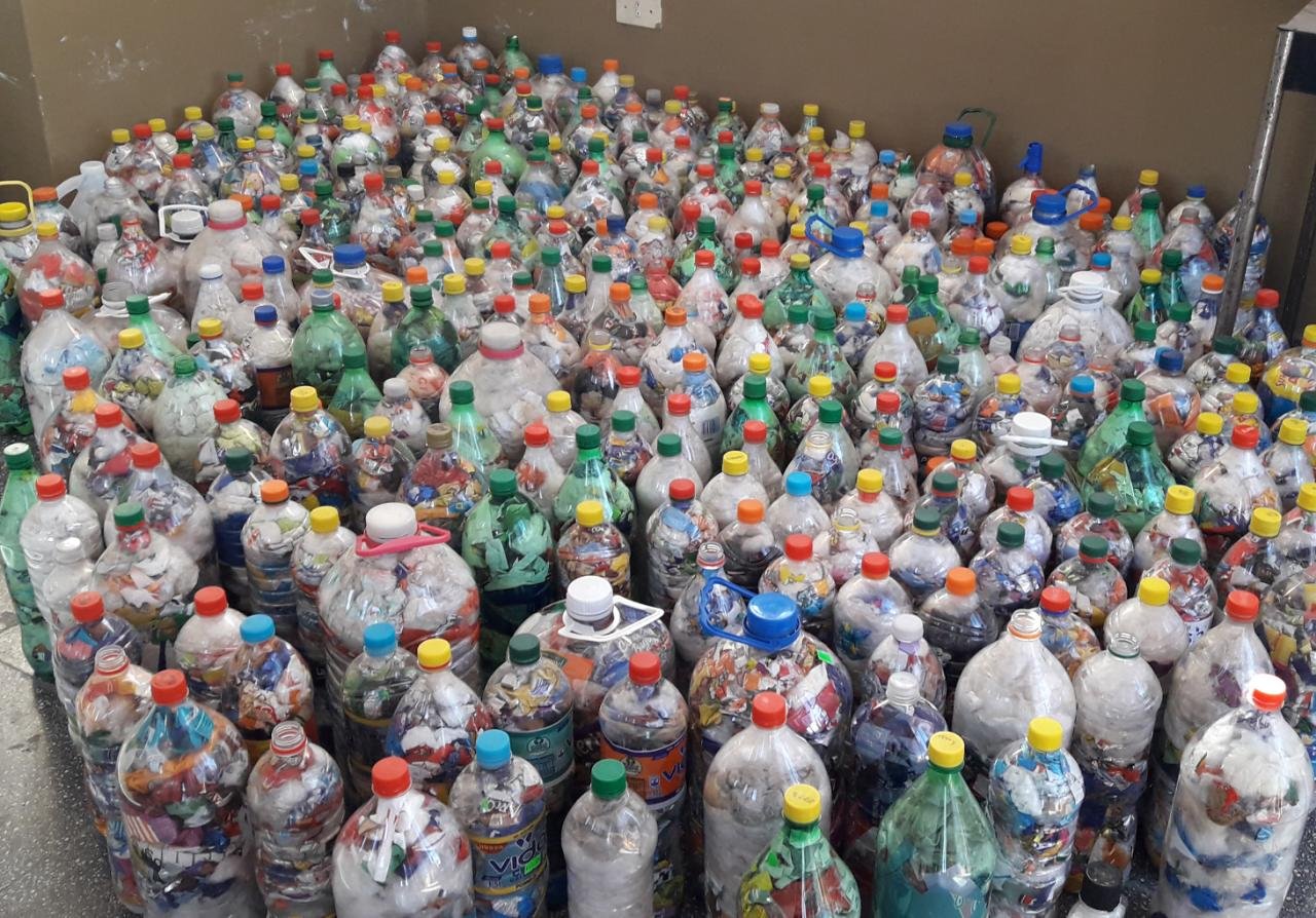 Más de 300 «Botellas de amor» ya se acopiaron en Parera - Zonal Noticias