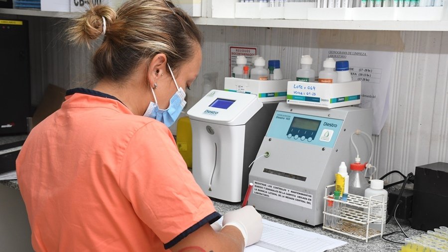 Bioquímicos: piezas claves en tiempos de pandemia - Zonal Noticias